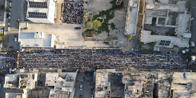 Photos aérienne de la prière de l’Aïd al-Fitr dans la ville de Douma ...